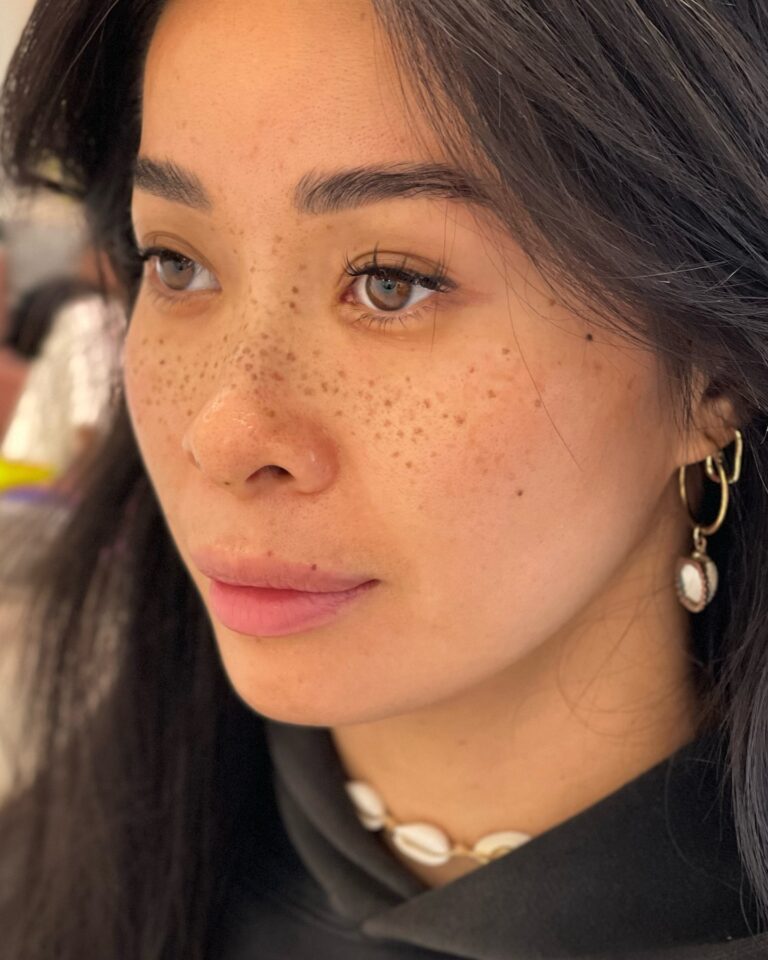 25 Cute Freckle Tattoo Ideas for a Natural Look & Subtle Beauty