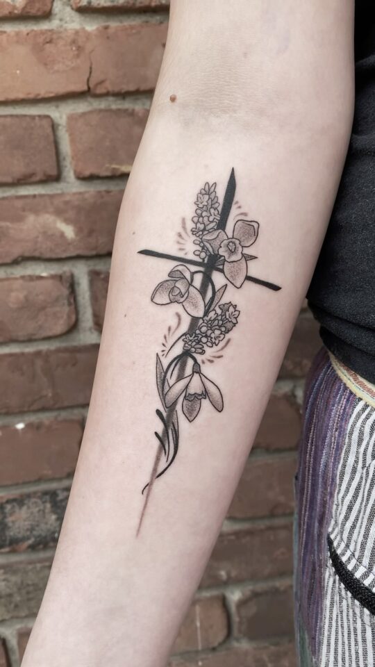 35+ Cross Tattoo Ideas for Women