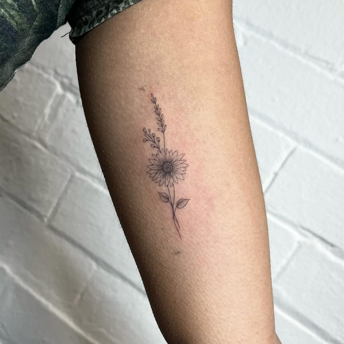 50+ Daisy & Sweet Pea Tattoo Ideas for April Birthdays