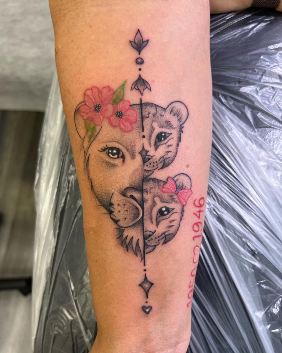 50+ Heartfelt Mom with Kids Tattoo Ideas Celebrating Motherhood