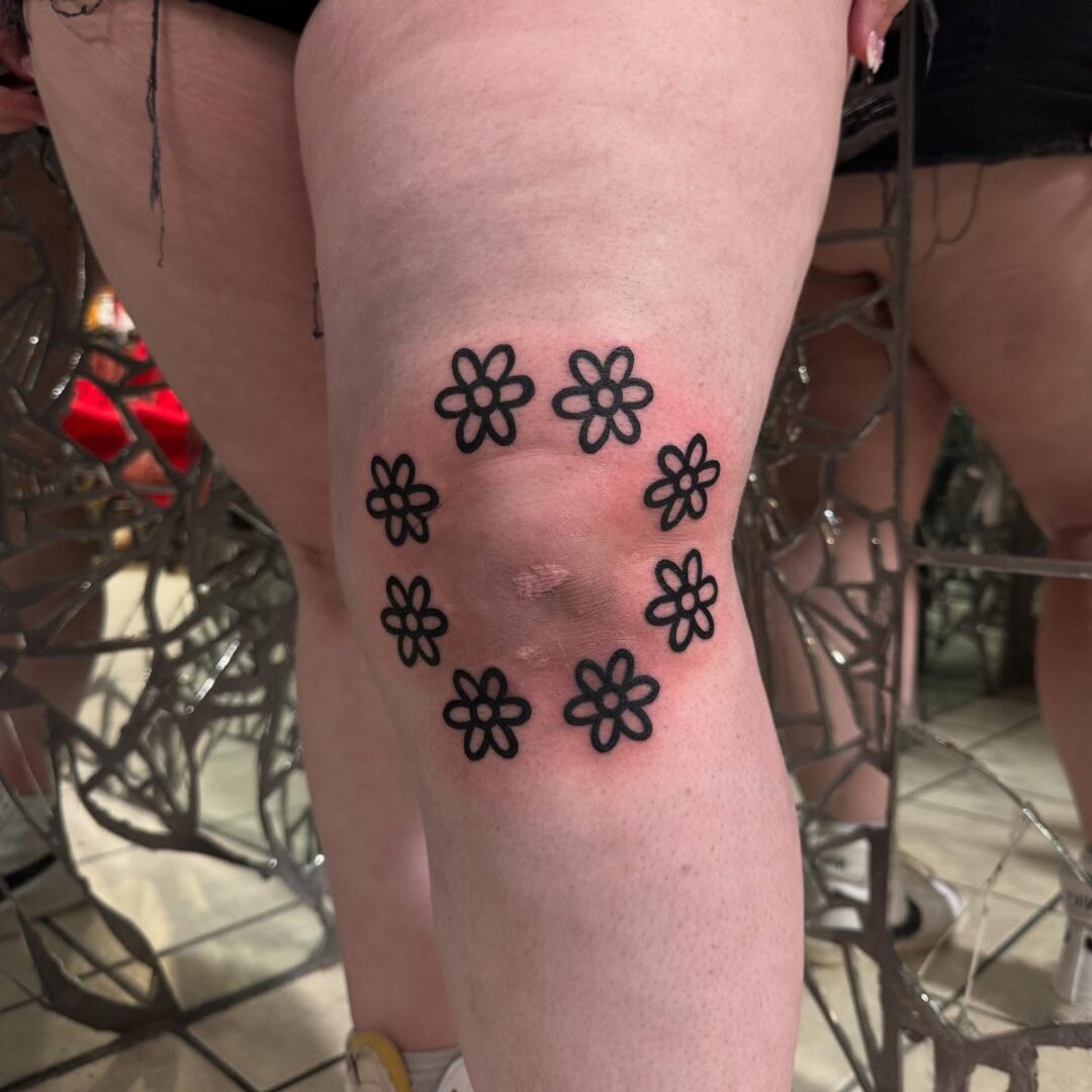 35 Stunning Knee Framing Tattoo Designs That Command Attention