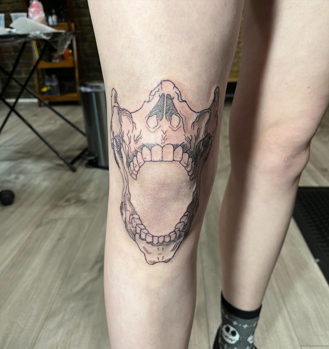 35 Stunning Knee Framing Tattoo Designs That Command Attention
