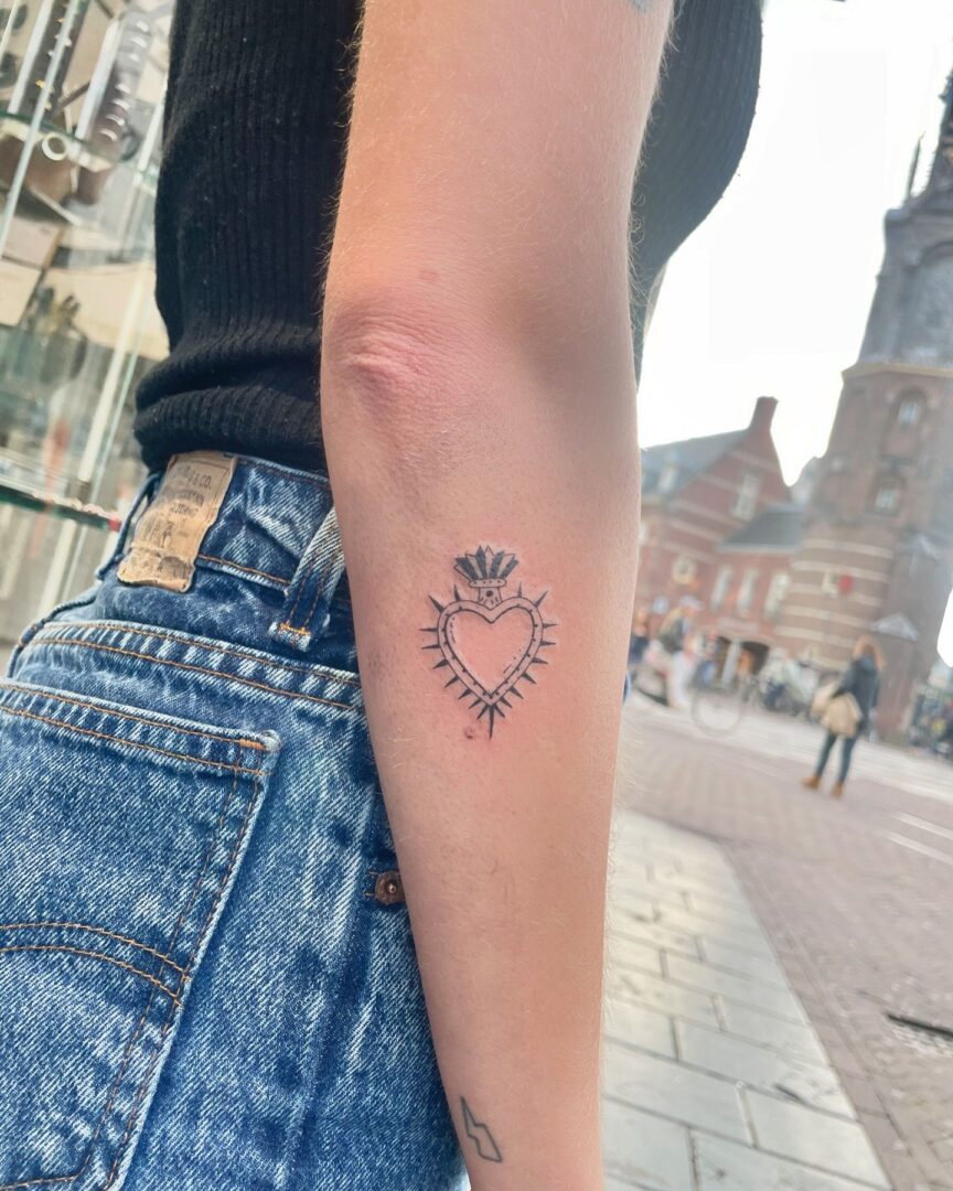 65+ Sacred Heart Tattoo Designs with Meanings