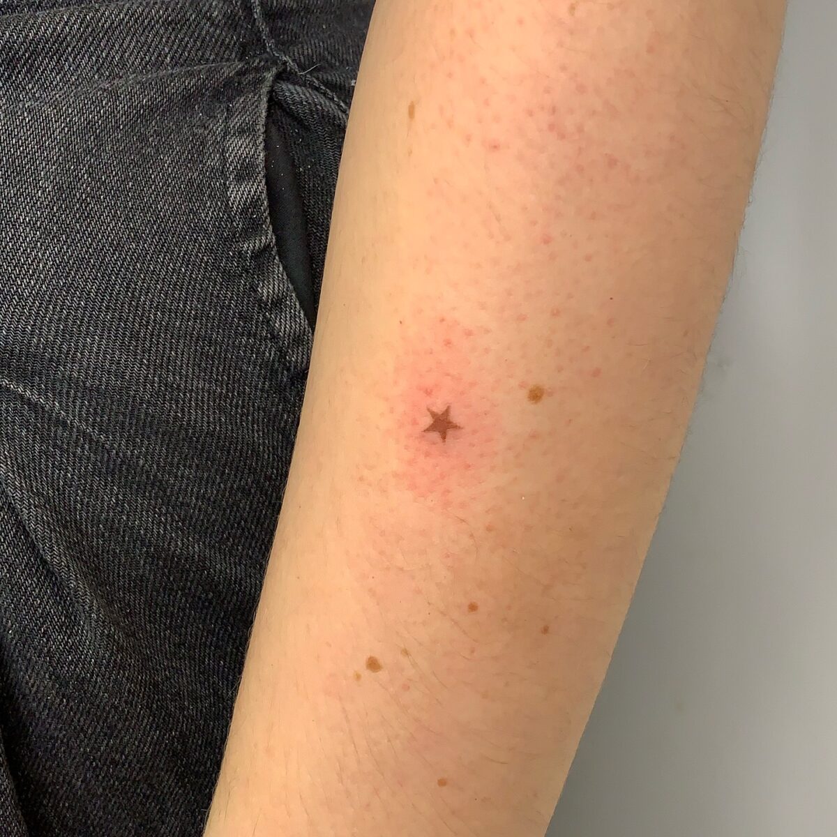 25 Cute Freckle Tattoo Ideas for a Natural Look & Subtle Beauty