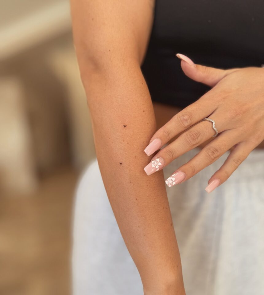 25 Cute Freckle Tattoo Ideas for a Natural Look & Subtle Beauty